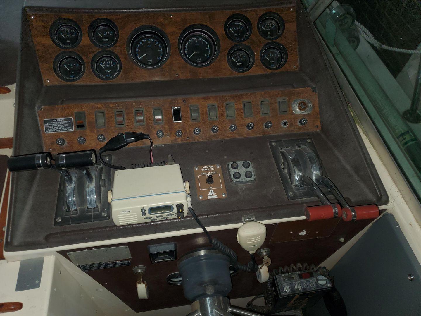 Chris-Craft 336 Commander 33'